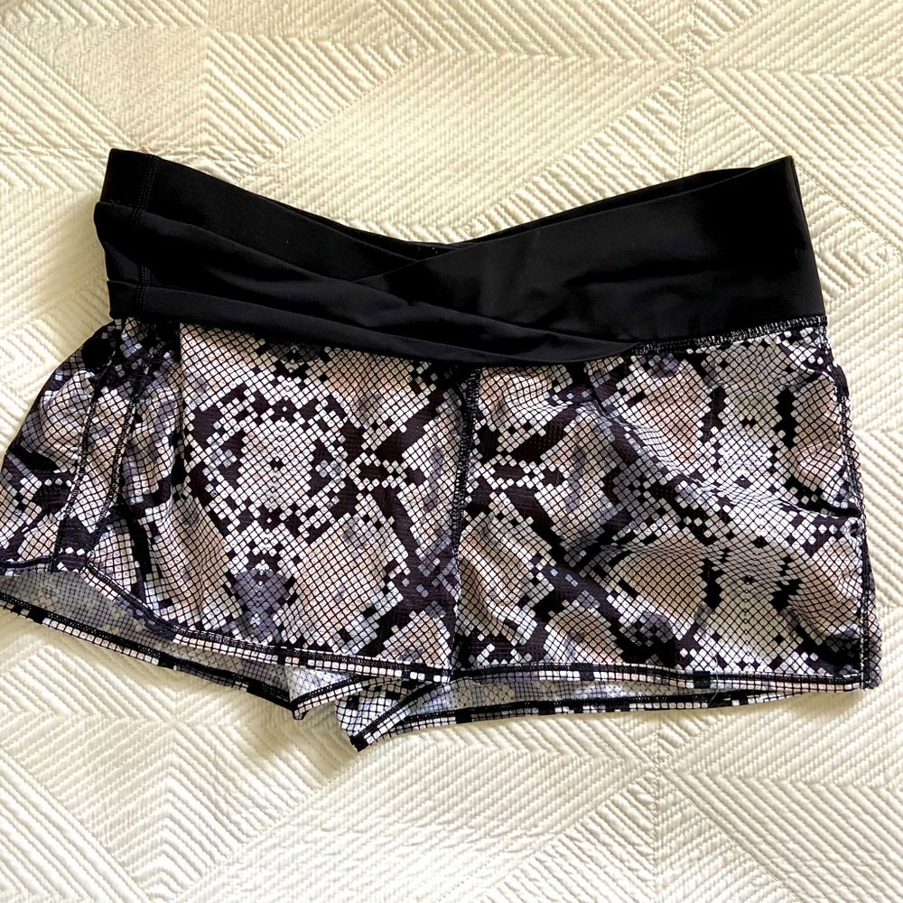 Lululemon Shorts In Snake Skin Pattern Size 6 - Gem